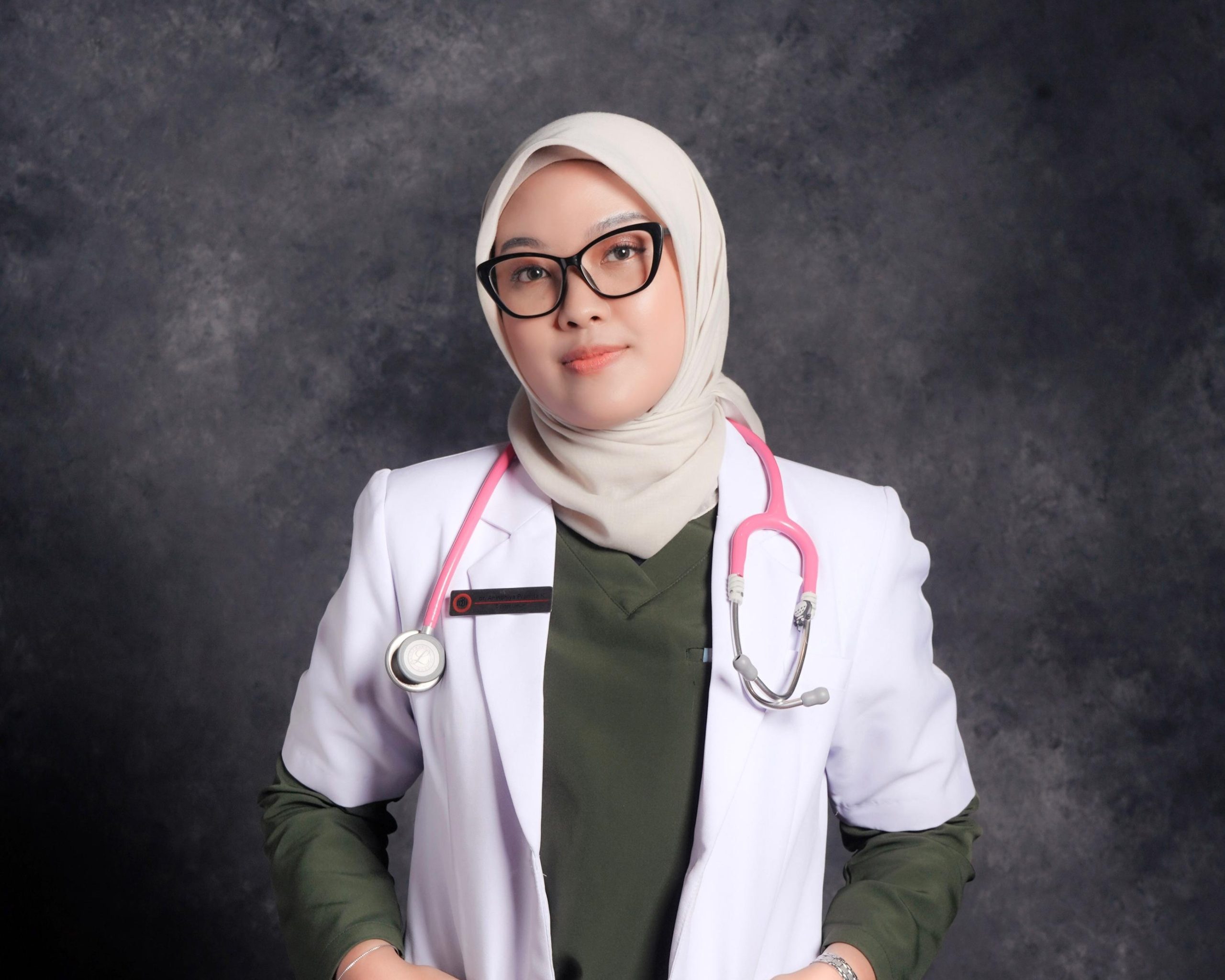 Kisah Anin, Nakes Pertama di Keluarga - UNUSA